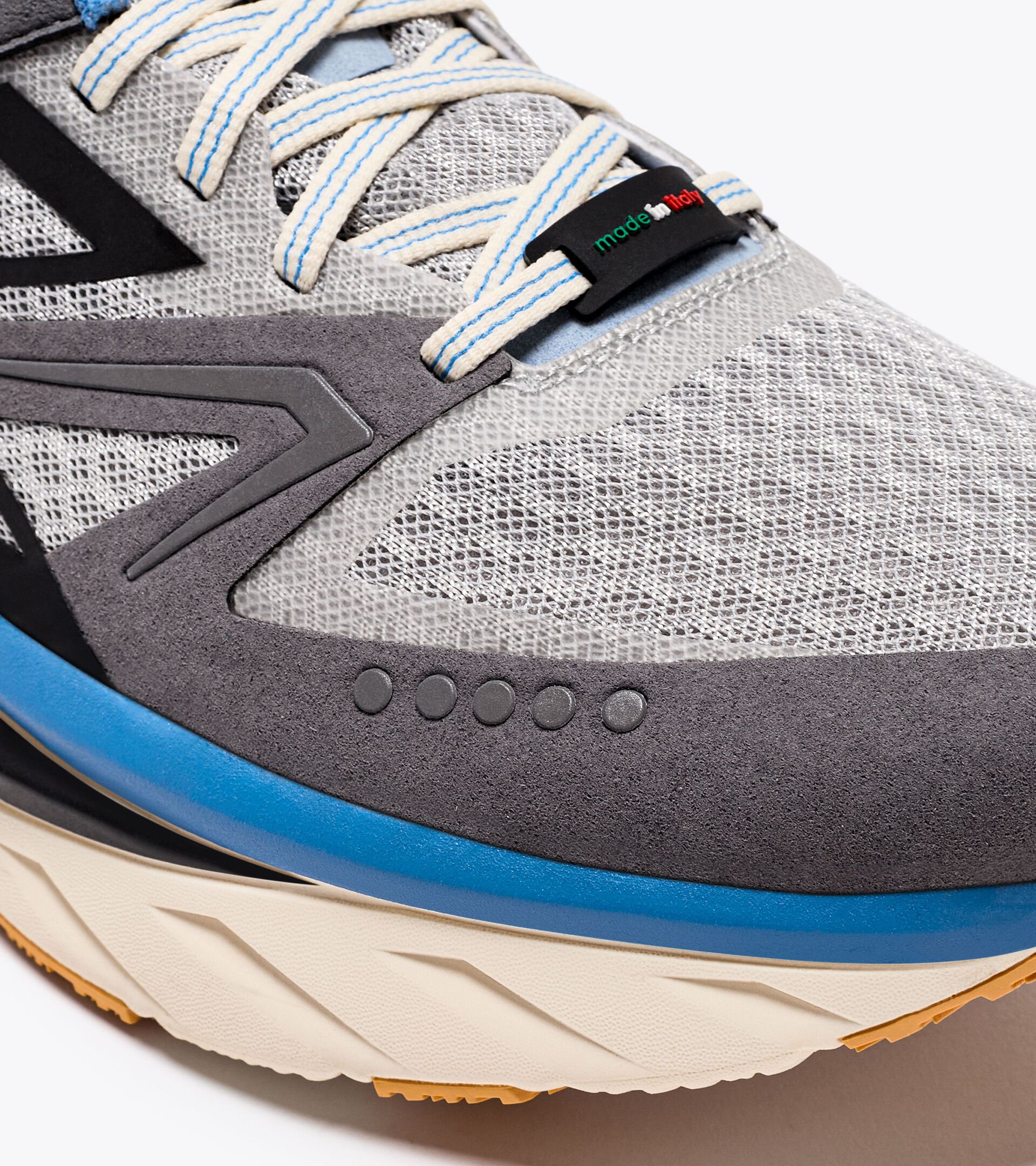 ATOMO V7000-2 Made in Italy running shoe - Lightness and cushioning ...